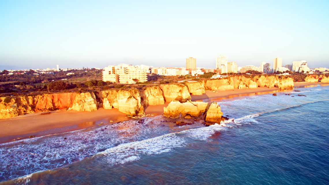 Discover The Best Spots for Surfing in The Algarve