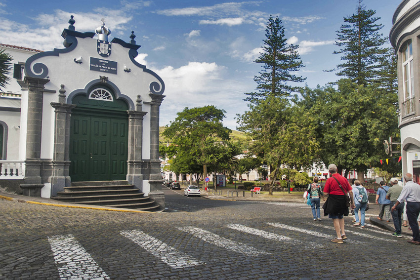 City Walk: City Tour in Horta